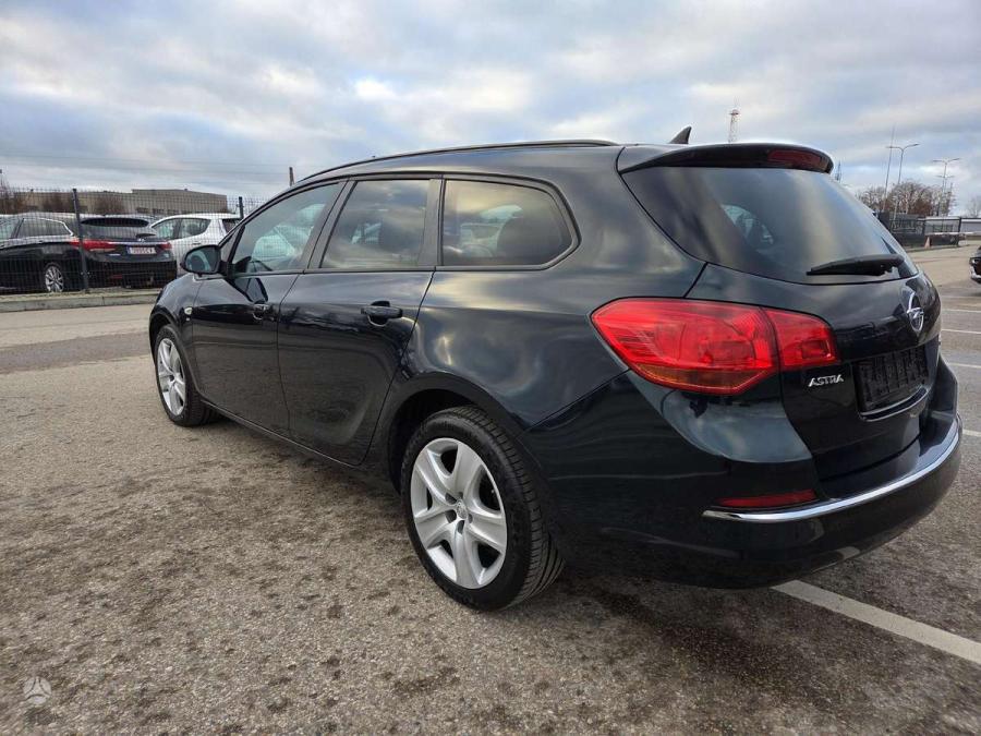 Green Opel Astra 2014 in Marijampole, with an engine capacity of 1.36 L and mileage of 202 thousand km for 4900 €, photo 6 on AUTOMOTO.COM.LV