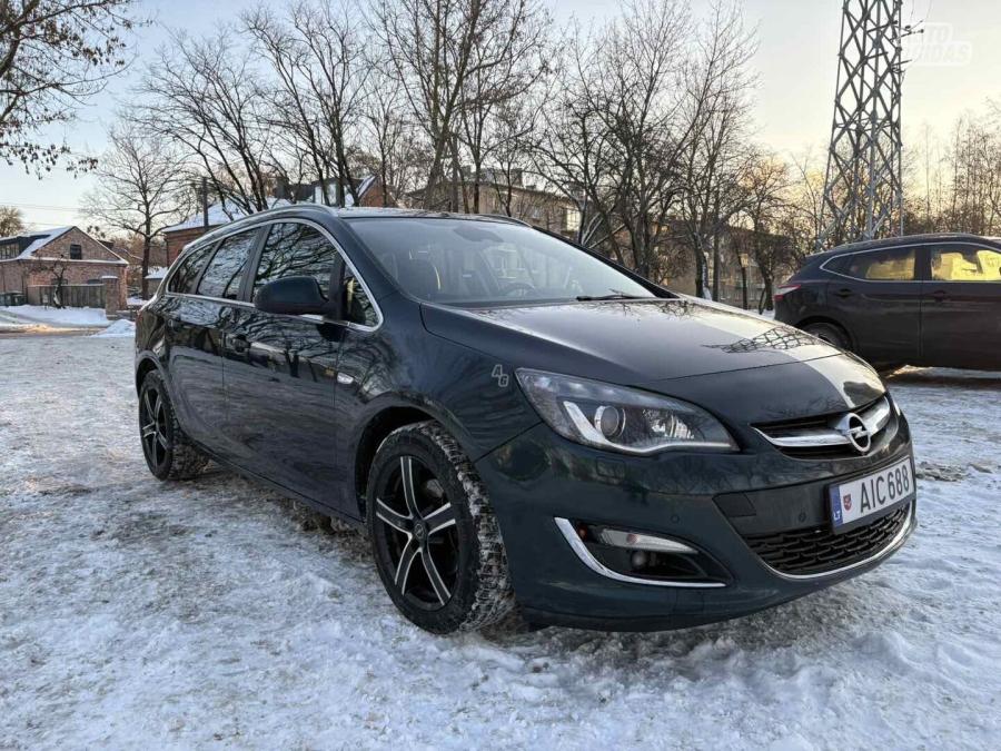Green Opel Astra 2014 in Kaunas, with an engine capacity of 2.00 L and mileage of 225 thousand km for 3699 €, photo 1 on AUTOMOTO.COM.LV