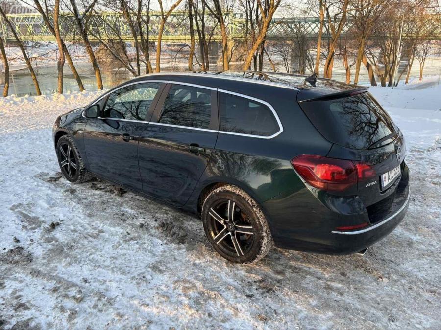 Green Opel Astra 2014 in Kaunas, with an engine capacity of 2.00 L and mileage of 225 thousand km for 3699 €, photo 2 on AUTOMOTO.COM.LV