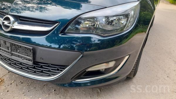 Green Opel Astra 2015 in Riga, with an engine capacity of 1.60 L and mileage of 162 thousand km for 5400 €, photo 3 on AUTOMOTO.COM.LV
