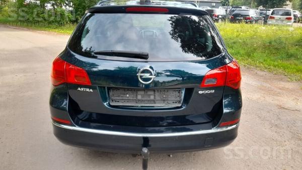 Green Opel Astra 2015 in Riga, with an engine capacity of 1.60 L and mileage of 162 thousand km for 5400 €, photo 9 on AUTOMOTO.COM.LV