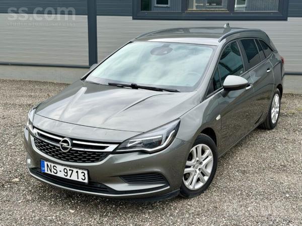 Green Opel Astra 2017 in Cesis, with an engine capacity of 1.60 L and mileage of 198 thousand km for 5700 €, photo 3 on AUTOMOTO.COM.LV