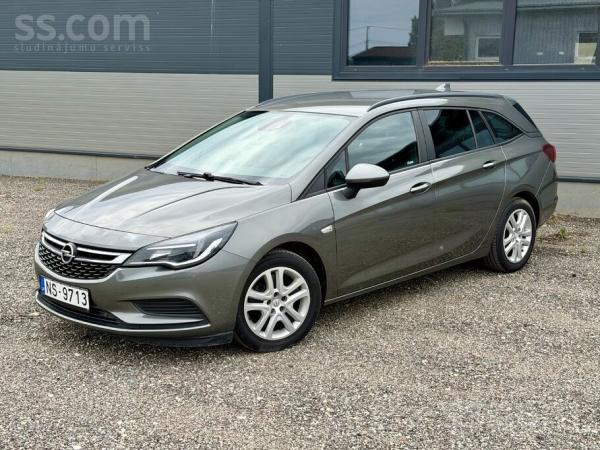 Green Opel Astra 2017 in Cesis, with an engine capacity of 1.60 L and mileage of 198 thousand km for 5700 €, photo 4 on AUTOMOTO.COM.LV
