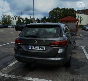 Green Opel Astra 2017 in Alytus, with an engine capacity of 1.60 L and mileage of 247 thousand km for 5800 €, photo 3 on AUTOMOTO.COM.LV