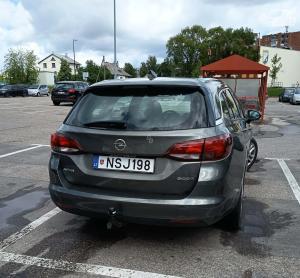 Green Opel Astra 2017 in Alytus, with an engine capacity of 1.60 L and mileage of 247 thousand km for 5800 €, photo 6 on AUTOMOTO.COM.LV
