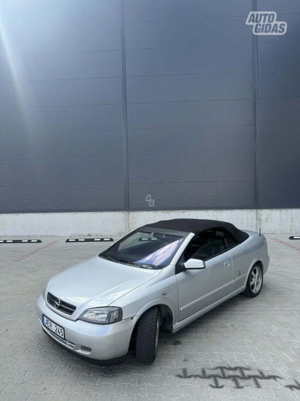Grey Opel Astra 2002 in Siauliai, with an engine capacity of 1.60 L and mileage of 230 thousand km for 1300 €, photo 2 on AUTOMOTO.COM.LV