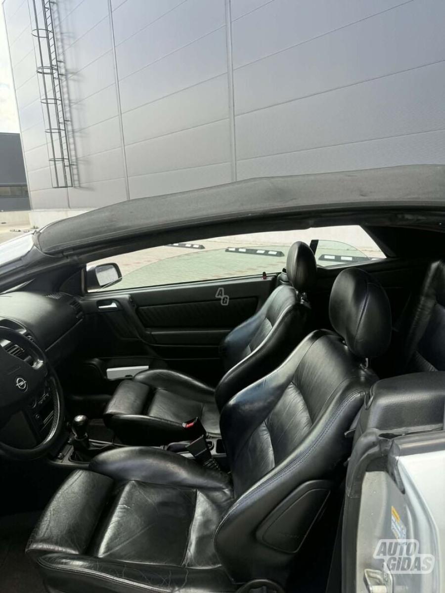 Grey Opel Astra 2002 in Siauliai, with an engine capacity of 1.60 L and mileage of 230 thousand km for 1300 €, photo 8 on AUTOMOTO.COM.LV