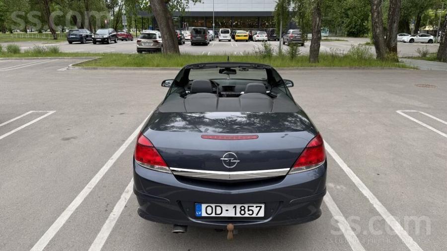 Grey Opel Astra 2007 in Riga, with an engine capacity of 1.60 L and mileage of 217 thousand km for 3000 €, photo 4 on AUTOMOTO.COM.LV