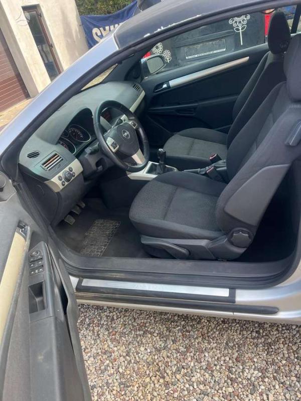 Grey Opel Astra 2007 in Ukmerge, with an engine capacity of 1.60 L and mileage of 180 thousand km for 1750 €, photo 3 on AUTOMOTO.COM.LV