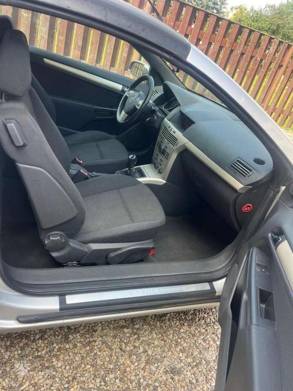 Grey Opel Astra 2007 in Ukmerge, with an engine capacity of 1.60 L and mileage of 180 thousand km for 1750 €, photo 4 on AUTOMOTO.COM.LV