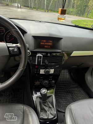 Grey Opel Astra 2008 in Alytus, with an engine capacity of 1.90 L and mileage of 370 thousand km for 2700 €, photo 4 on AUTOMOTO.COM.LV
