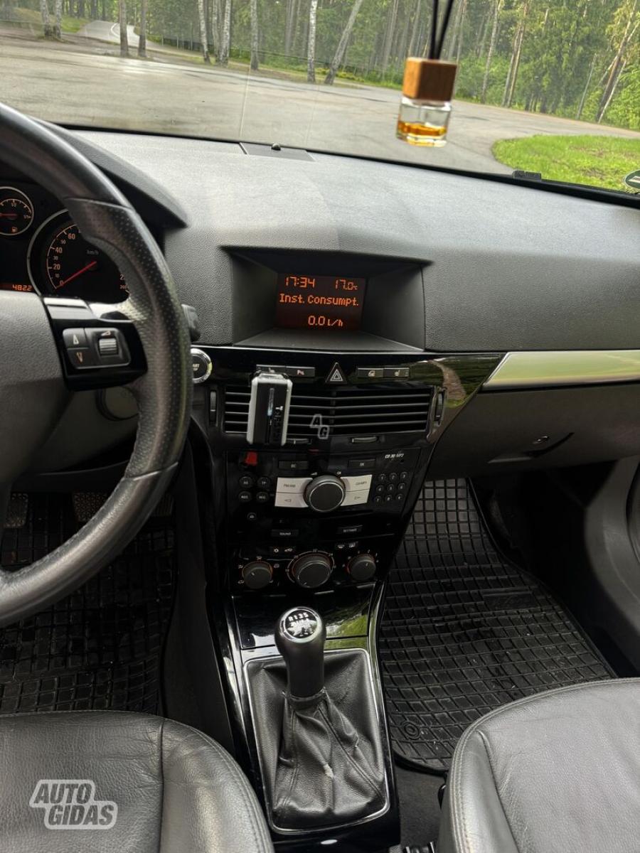 Grey Opel Astra 2008 in Alytus, with an engine capacity of 1.90 L and mileage of 370 thousand km for 2700 €, photo 4 on AUTOMOTO.COM.LV