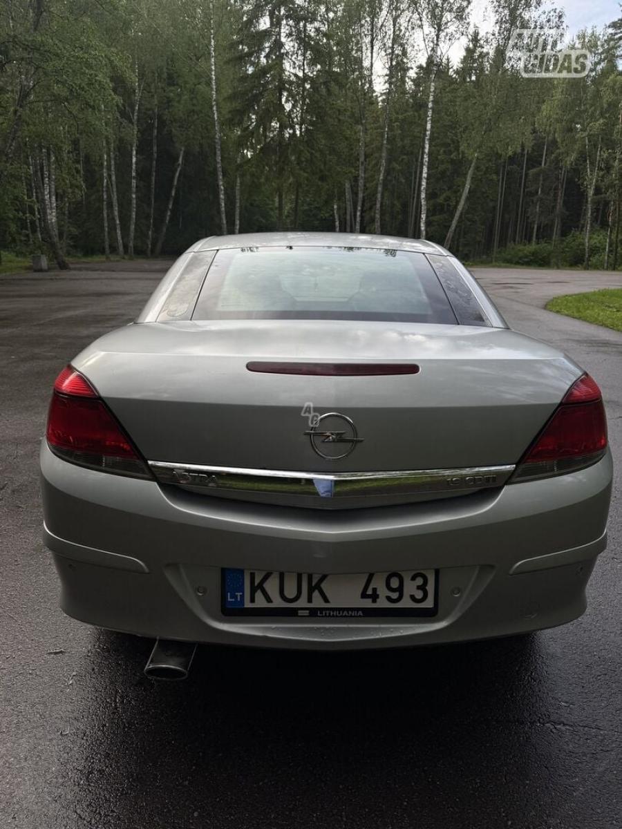 Grey Opel Astra 2008 in Alytus, with an engine capacity of 1.90 L and mileage of 370 thousand km for 2700 €, photo 9 on AUTOMOTO.COM.LV