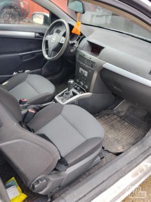 Grey Opel Astra 2005 in Siauliai, with an engine capacity of 1.40 L and mileage of 349 thousand km for 650 €, photo 6 on AUTOMOTO.COM.LV