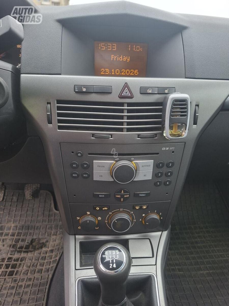 Grey Opel Astra 2006 in Kaunas, with an engine capacity of 1.80 L and mileage of 240 thousand km for 1345 €, photo 8 on AUTOMOTO.COM.LV