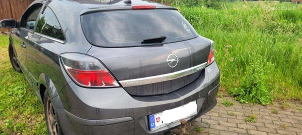 Grey Opel Astra 2009 in Kaunas, with an engine capacity of 1.70 L and mileage of 286 thousand km for 1000 €, photo 1 on AUTOMOTO.COM.LV