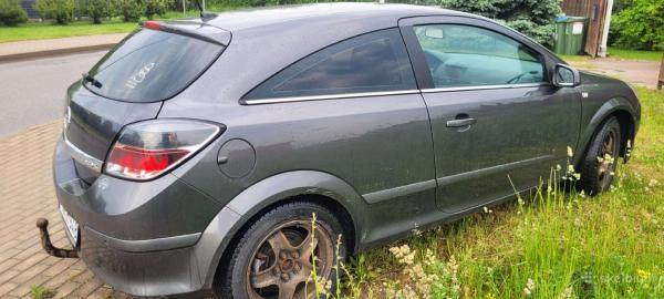 Grey Opel Astra 2009 in Kaunas, with an engine capacity of 1.70 L and mileage of 286 thousand km for 1000 €, photo 3 on AUTOMOTO.COM.LV