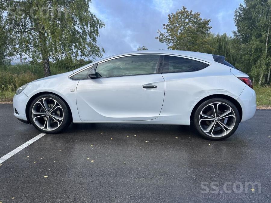 Grey Opel Astra 2012 in Jelgava, with an engine capacity of 2.00 L and mileage of 304 thousand km for 4200 €, photo 5 on AUTOMOTO.COM.LV