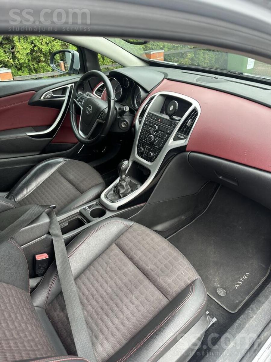 Grey Opel Astra 2012 in Jelgava, with an engine capacity of 2.00 L and mileage of 304 thousand km for 4200 €, photo 11 on AUTOMOTO.COM.LV