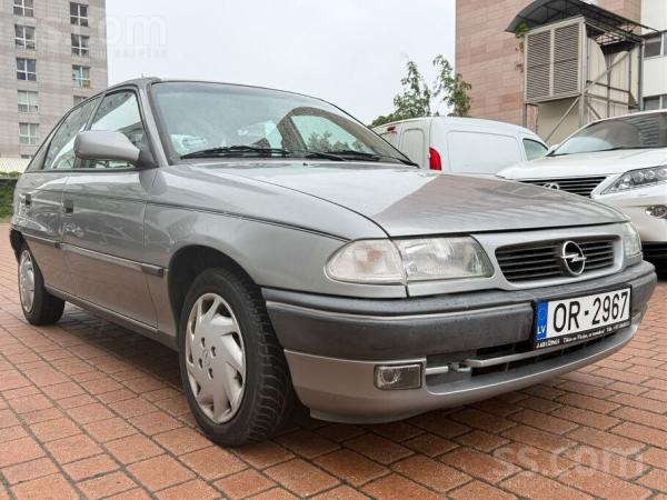 Opel Astra 1995 in Riga on AUTOMOTO.COM.LV Grey Opel Astra 1995 in Riga, with an engine capacity of 1.60 L and mileage of 0 thousand km for 1800 €, photo 1 on AUTOMOTO.COM.LV