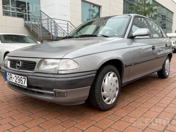 Opel Astra 1995 in Riga on AUTOMOTO.COM.LV Grey Opel Astra 1995 in Riga, with an engine capacity of 1.60 L and mileage of 0 thousand km for 1800 €, photo 3 on AUTOMOTO.COM.LV