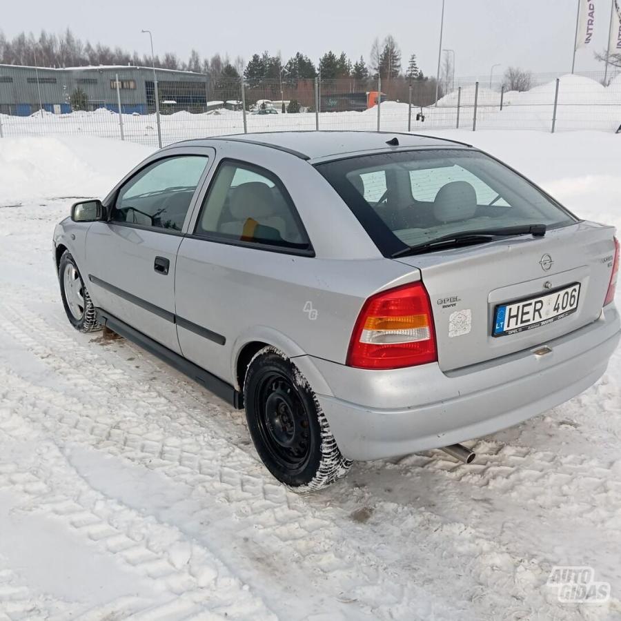 Grey Opel Astra 2000 in Panevezys, with an engine capacity of 1.60 L and mileage of 142 thousand km for 1250 €, photo 1 on AUTOMOTO.COM.LV