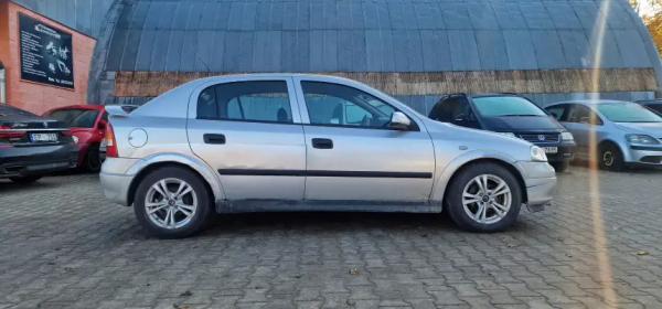 Grey Opel Astra 2001 in Valmiera, with an engine capacity of 1.60 L and mileage of 213 thousand km for 680 €, photo 2 on AUTOMOTO.COM.LV