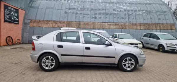 Pelēks Opel Astra 2001 Valmiera, ar dzinēja tilpumu 1.60 L un nobraukumu 213 tūkst. km par 1150 €, foto 2 vietnē AUTOMOTO.COM.LV