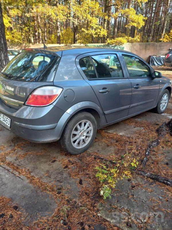 Grey Opel Astra 2004 in Jurmala, with an engine capacity of 1.40 L and mileage of 166 thousand km for 2100 €, photo 3 on AUTOMOTO.COM.LV