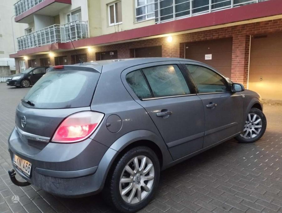 Grey Opel Astra 2004 in Vilnius, with an engine capacity of 1.60 L and mileage of 200 thousand km for 990 €, photo 1 on AUTOMOTO.COM.LV