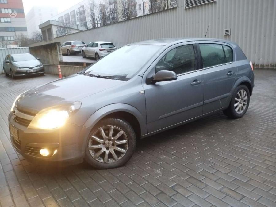 Grey Opel Astra 2004 in Vilnius, with an engine capacity of 1.60 L and mileage of 200 thousand km for 990 €, photo 2 on AUTOMOTO.COM.LV