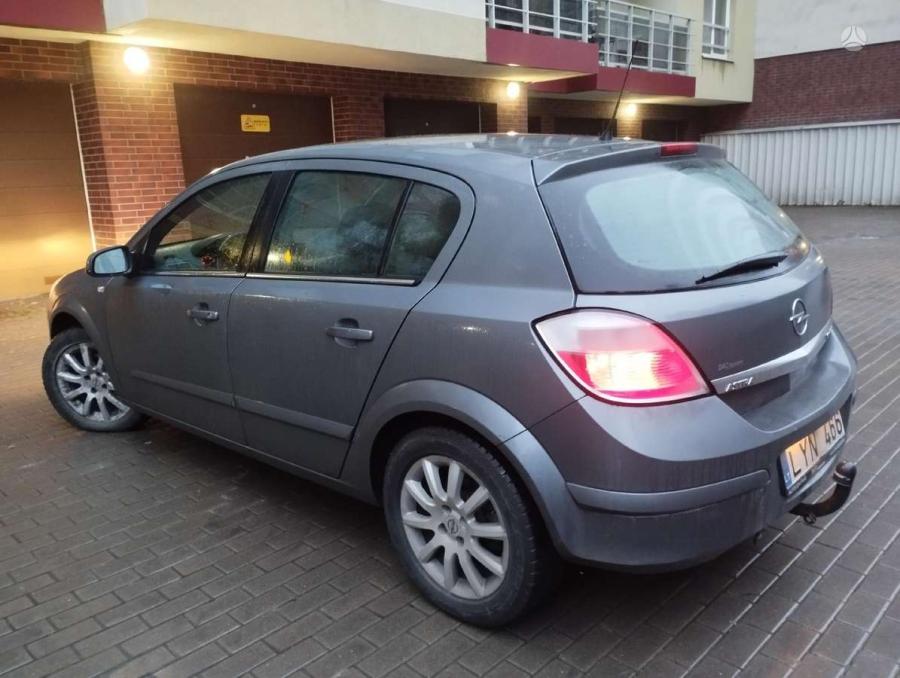 Grey Opel Astra 2004 in Vilnius, with an engine capacity of 1.60 L and mileage of 200 thousand km for 990 €, photo 3 on AUTOMOTO.COM.LV