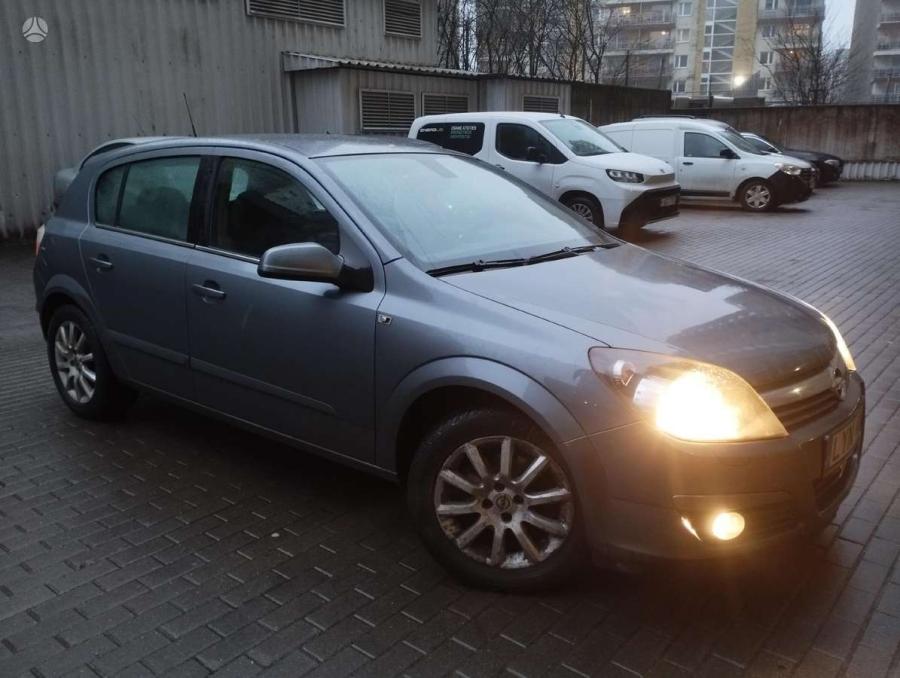 Grey Opel Astra 2004 in Vilnius, with an engine capacity of 1.60 L and mileage of 200 thousand km for 990 €, photo 4 on AUTOMOTO.COM.LV