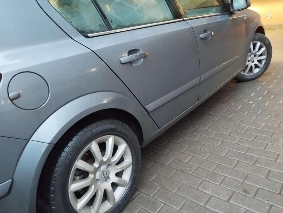 Grey Opel Astra 2004 in Vilnius, with an engine capacity of 1.60 L and mileage of 200 thousand km for 990 €, photo 8 on AUTOMOTO.COM.LV