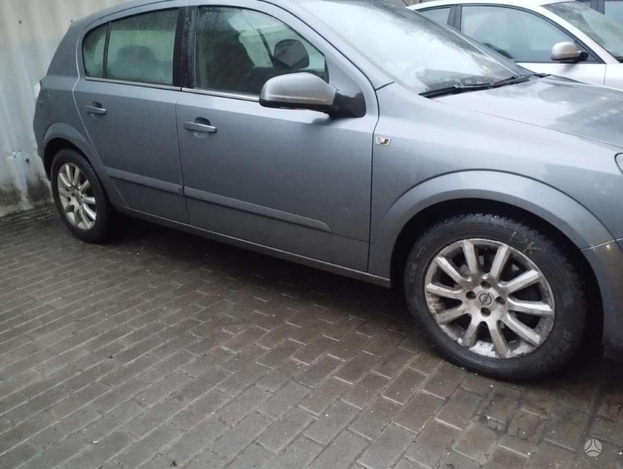 Grey Opel Astra 2004 in Vilnius, with an engine capacity of 1.60 L and mileage of 200 thousand km for 990 €, photo 12 on AUTOMOTO.COM.LV