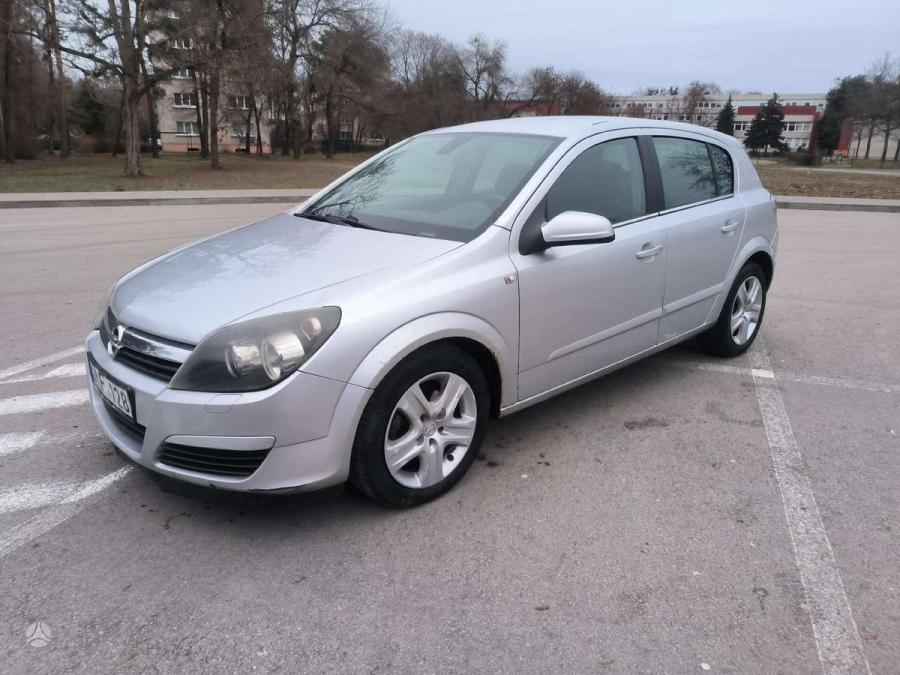 Grey Opel Astra 2004 in Kaunas, with an engine capacity of 1.69 L and mileage of 230 thousand km for 500 €, photo 1 on AUTOMOTO.COM.LV