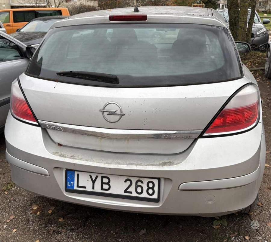 Grey Opel Astra 2004 in Vilnius, with an engine capacity of 1.60 L and mileage of 223 thousand km for 1400 €, photo 4 on AUTOMOTO.COM.LV