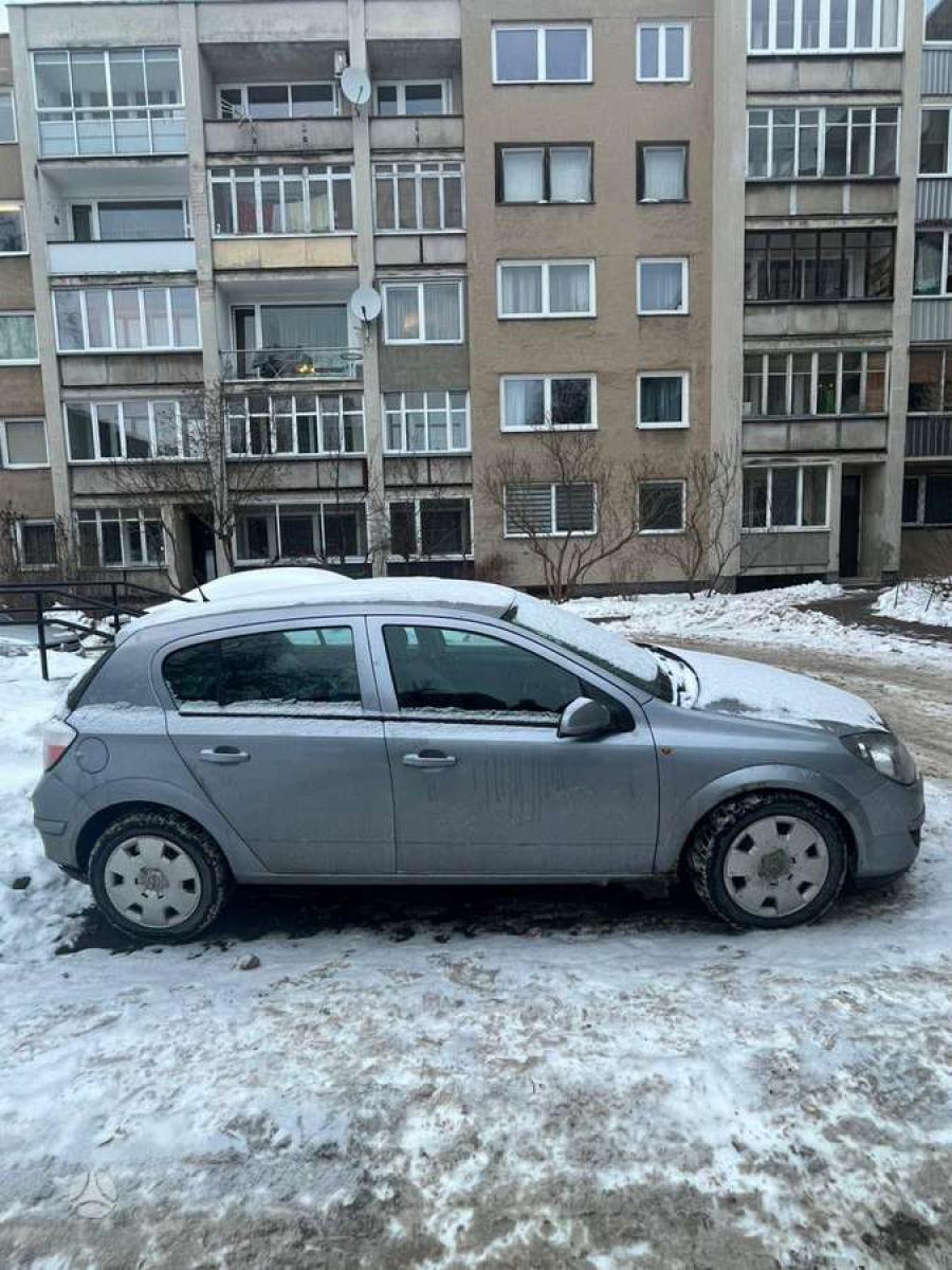 Grey Opel Astra 2004 in Vilnius, with an engine capacity of 1.36 L and mileage of 200 thousand km for 1100 €, photo 3 on AUTOMOTO.COM.LV