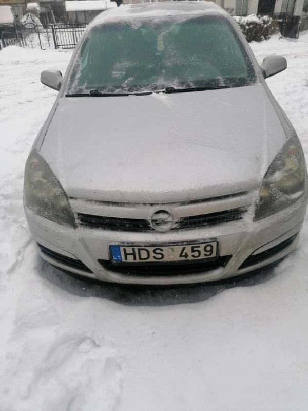 Grey Opel Astra 2004 in Panevezys, with an engine capacity of 1.69 L and mileage of 332 thousand km for 600 €, photo 1 on AUTOMOTO.COM.LV