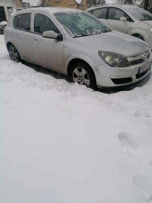Grey Opel Astra 2004 in Panevezys, with an engine capacity of 1.69 L and mileage of 332 thousand km for 600 €, photo 2 on AUTOMOTO.COM.LV