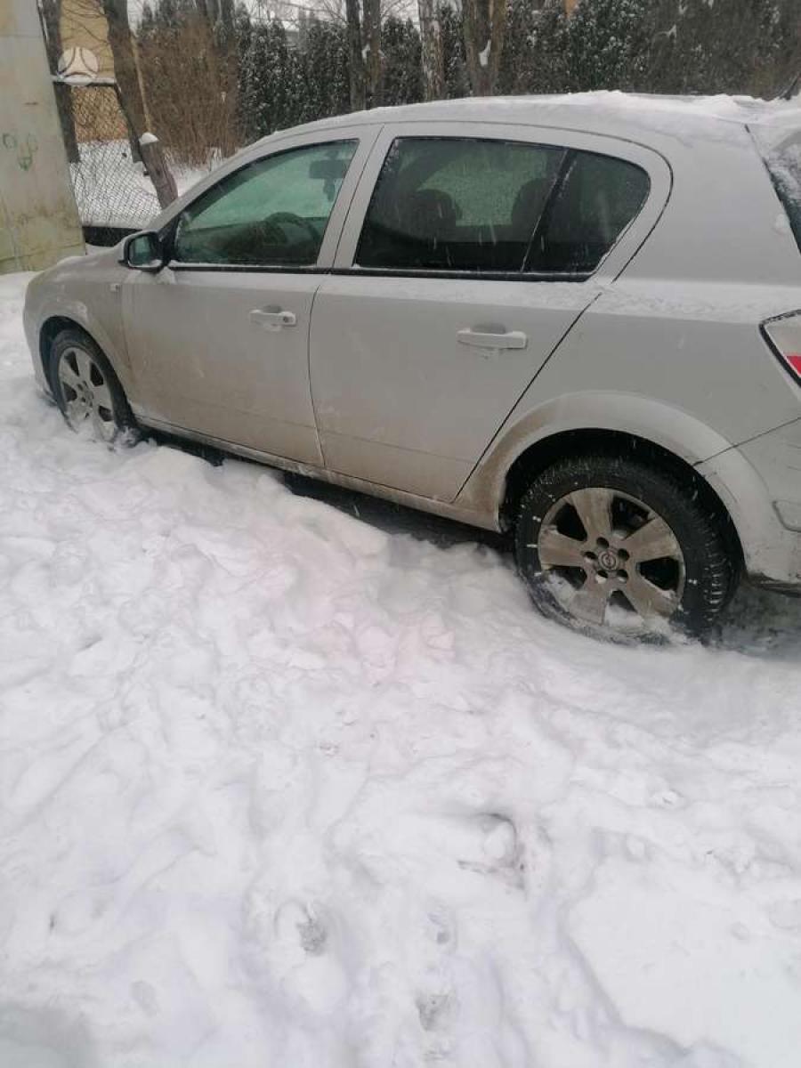 Grey Opel Astra 2004 in Panevezys, with an engine capacity of 1.69 L and mileage of 332 thousand km for 600 €, photo 4 on AUTOMOTO.COM.LV