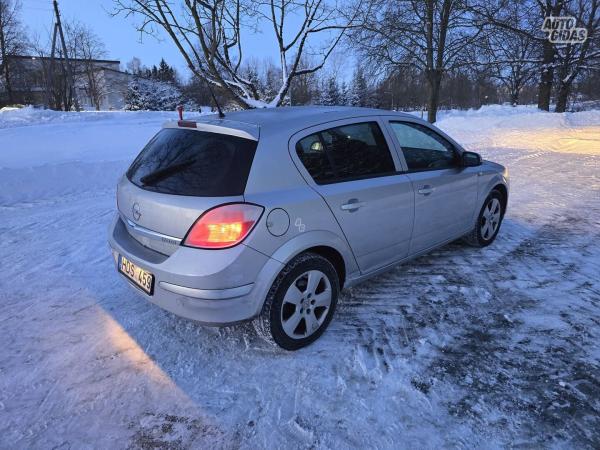 Grey Opel Astra 2004 in Radviliskis, with an engine capacity of 1.70 L and mileage of 332 thousand km for 999 €, photo 3 on AUTOMOTO.COM.LV