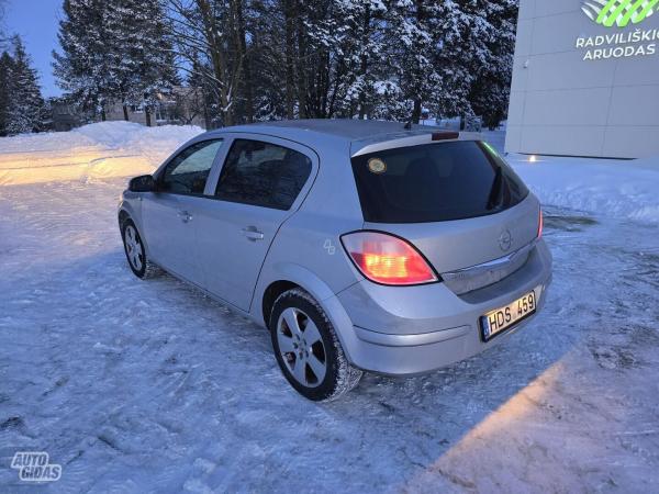 Grey Opel Astra 2004 in Radviliskis, with an engine capacity of 1.70 L and mileage of 332 thousand km for 999 €, photo 4 on AUTOMOTO.COM.LV