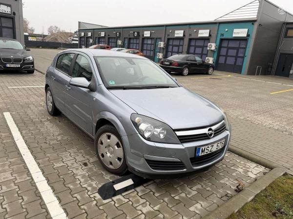 Grey Opel Astra 2004 in Vilnius, with an engine capacity of 1.80 L and mileage of 200 thousand km for 800 €, photo 1 on AUTOMOTO.COM.LV