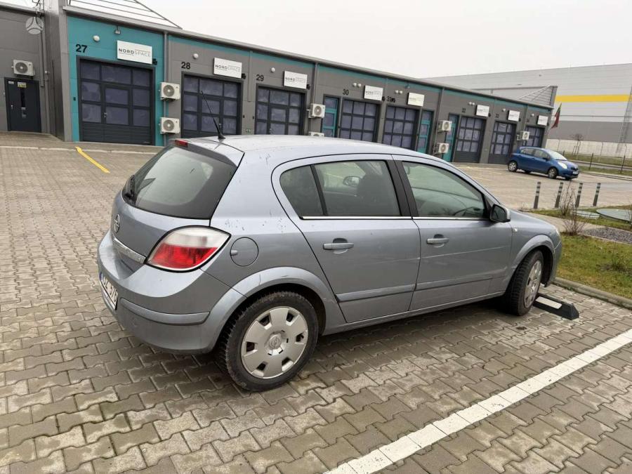 Grey Opel Astra 2004 in Vilnius, with an engine capacity of 1.80 L and mileage of 200 thousand km for 800 €, photo 2 on AUTOMOTO.COM.LV