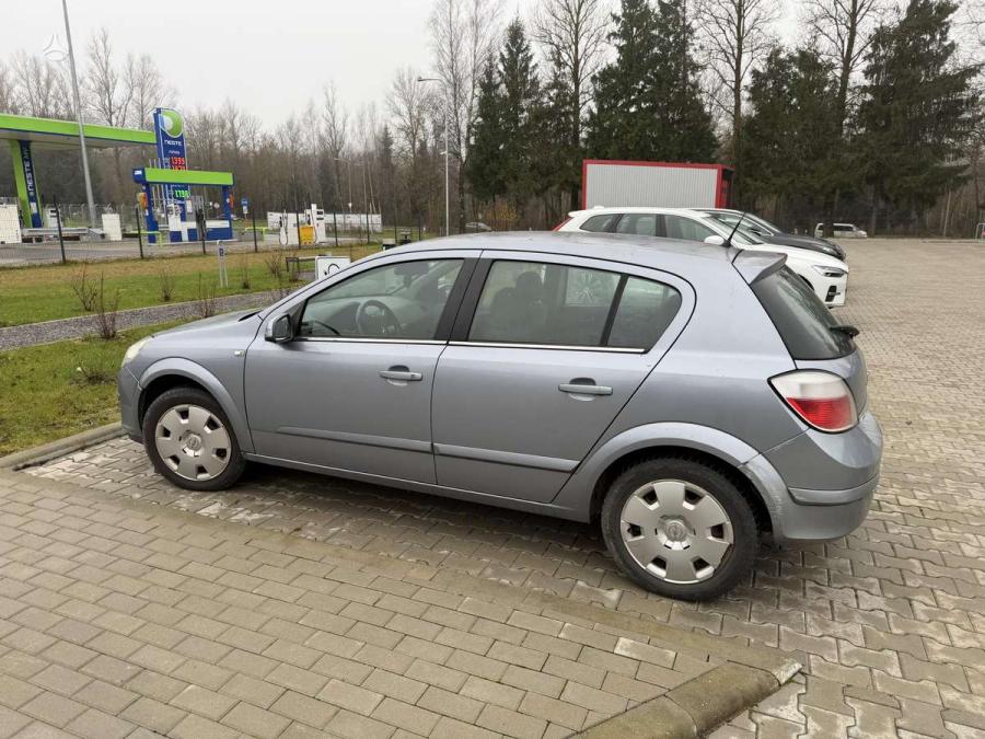 Grey Opel Astra 2004 in Vilnius, with an engine capacity of 1.80 L and mileage of 200 thousand km for 800 €, photo 4 on AUTOMOTO.COM.LV