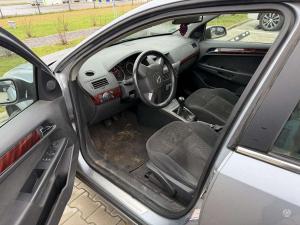 Grey Opel Astra 2004 in Vilnius, with an engine capacity of 1.80 L and mileage of 200 thousand km for 800 €, photo 5 on AUTOMOTO.COM.LV