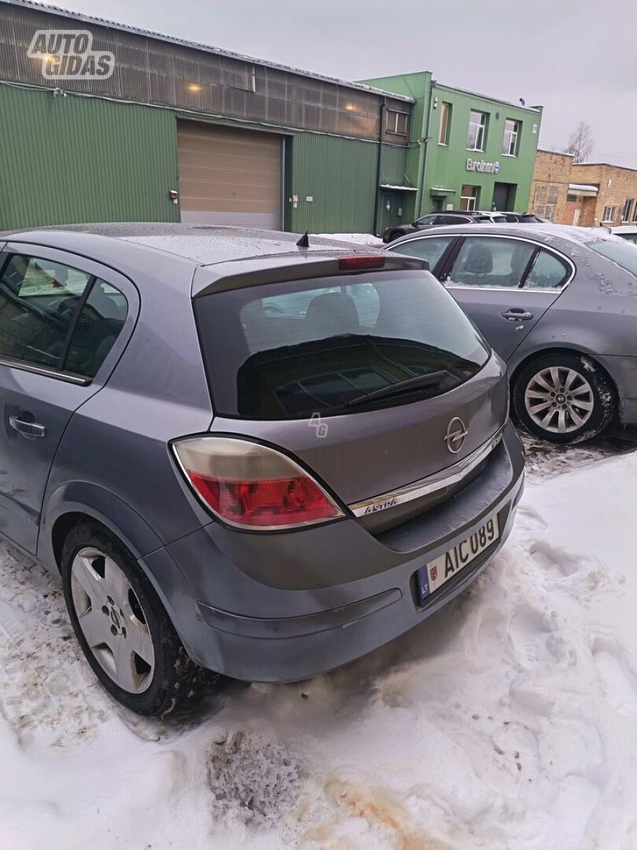 Pelēks Opel Astra 2004 Viļņa, ar dzinēja tilpumu 1.90 L un nobraukumu 382 tūkst. km par 1150 €, foto 4 vietnē AUTOMOTO.COM.LV
