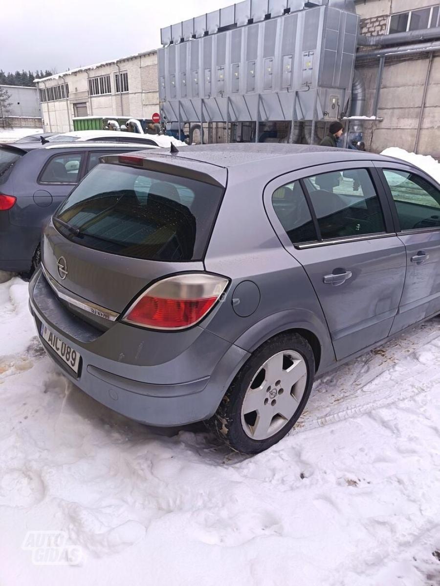 Pelēks Opel Astra 2004 Viļņa, ar dzinēja tilpumu 1.90 L un nobraukumu 382 tūkst. km par 1150 €, foto 5 vietnē AUTOMOTO.COM.LV