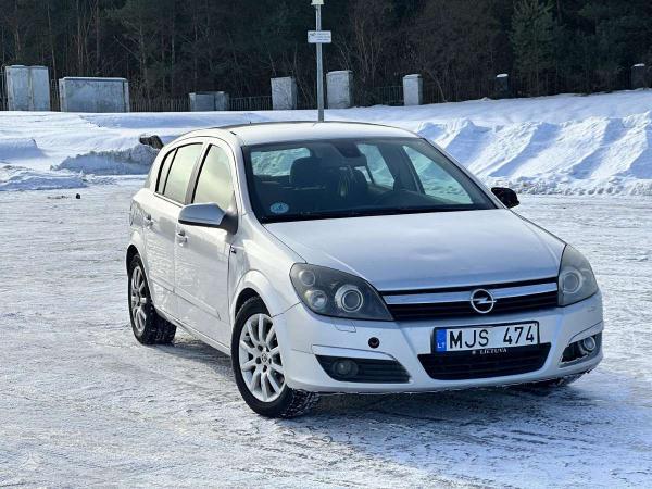 Grey Opel Astra 2004 in Vilnius, with an engine capacity of 1.69 L and mileage of 300 thousand km for 499 €, photo 2 on AUTOMOTO.COM.LV